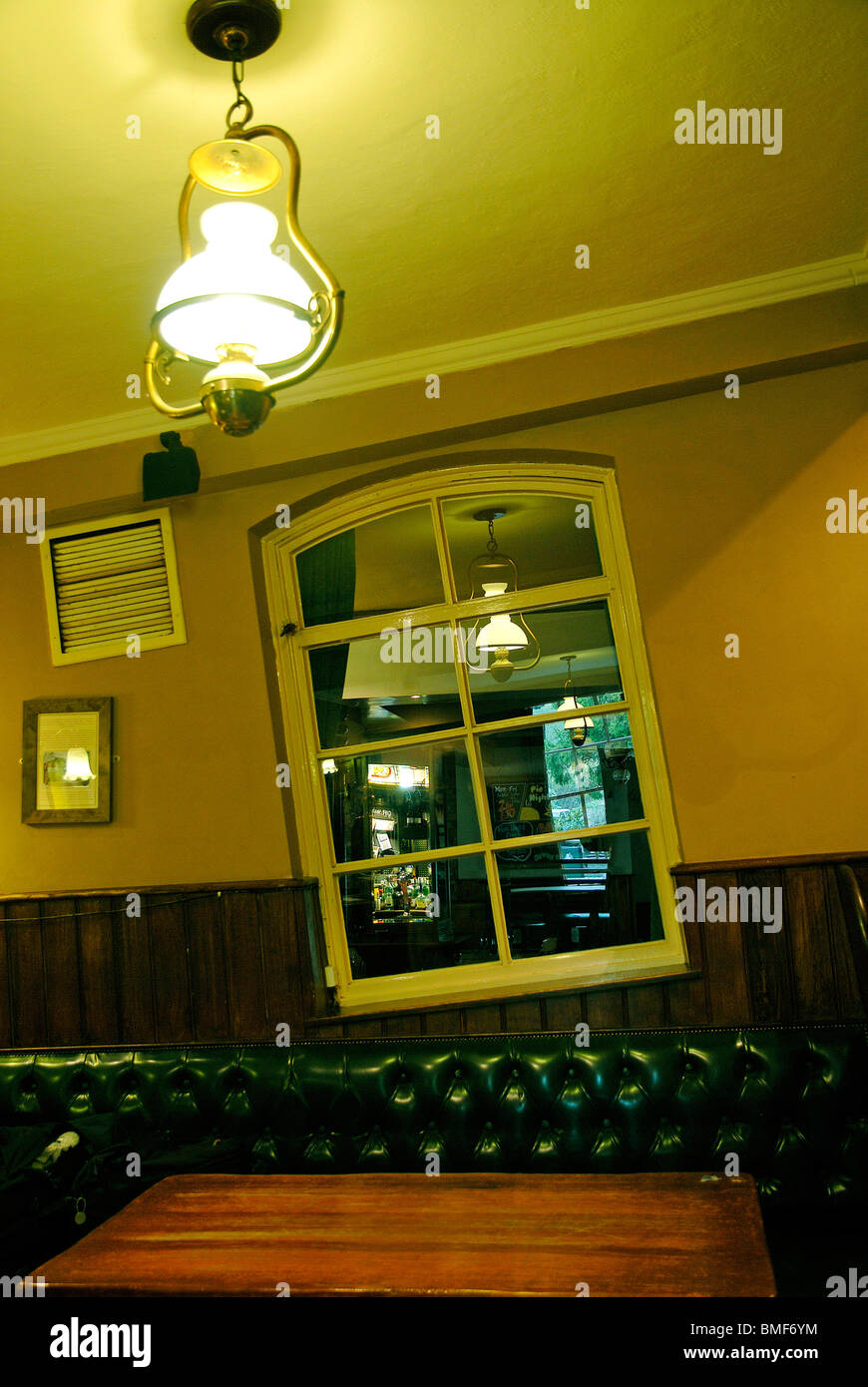 Crooked house pub hi-res stock photography and images - Alamy