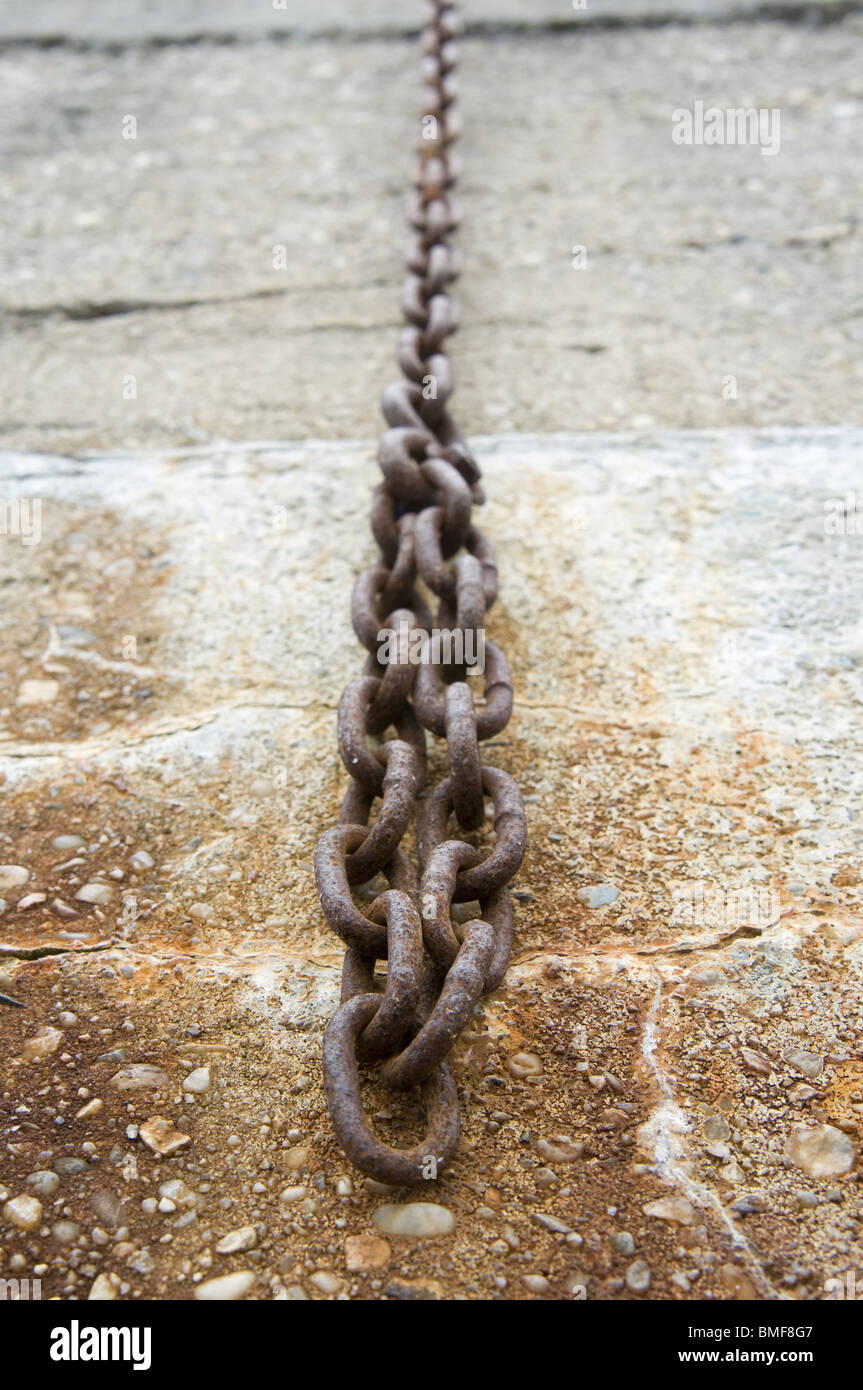 Rust chain hi-res stock photography and images - Alamy