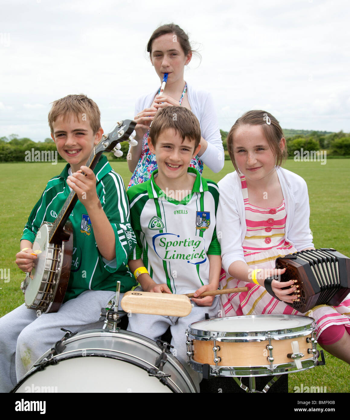 Girl band traditional irish music hi-res stock photography and images ...