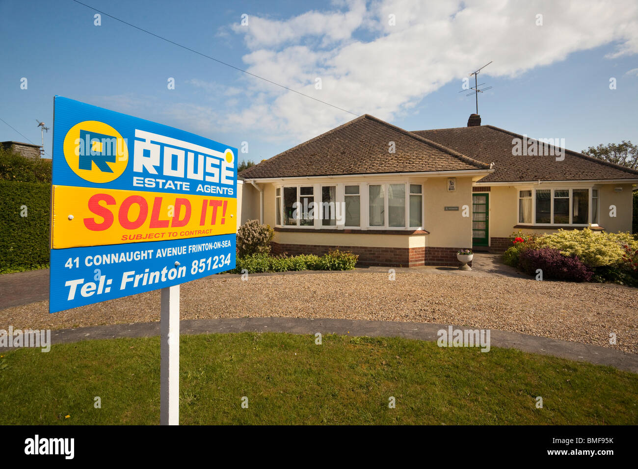 Bungalow for sale sign hi-res stock photography and images - Alamy