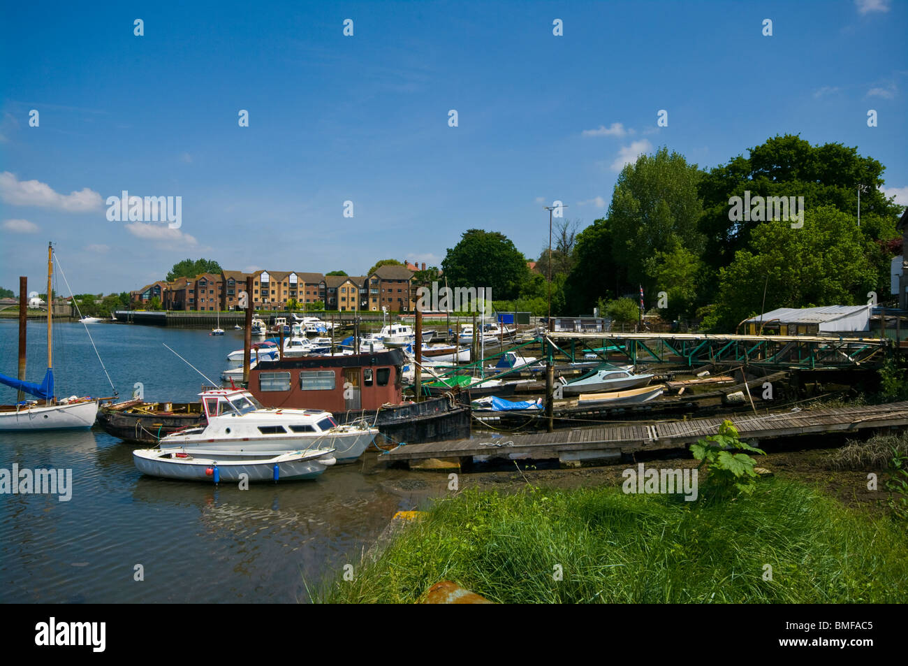 River moorings summer hi-res stock photography and images - Alamy