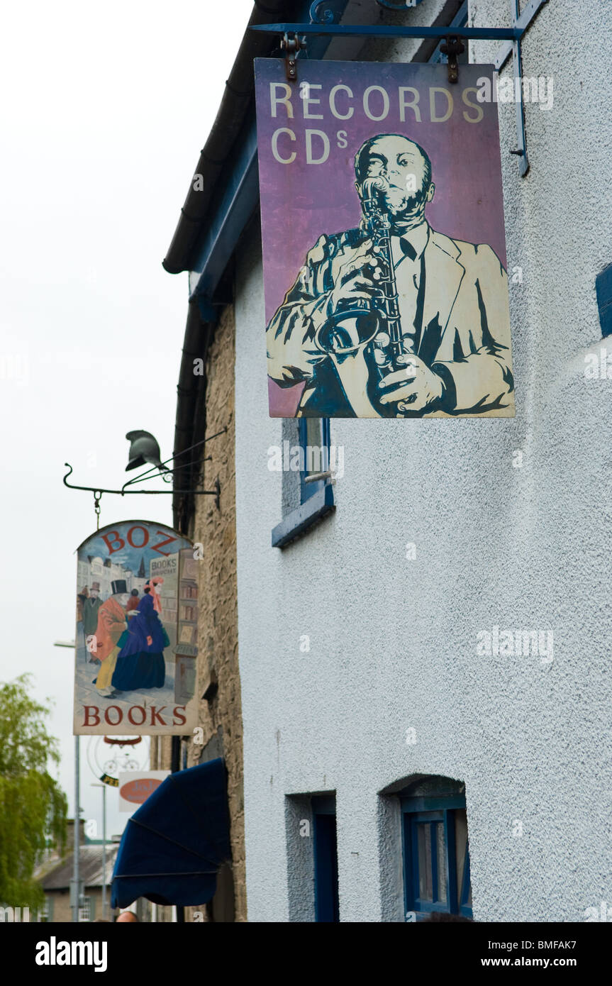 Hanging shop signs hi-res stock photography and images - Alamy