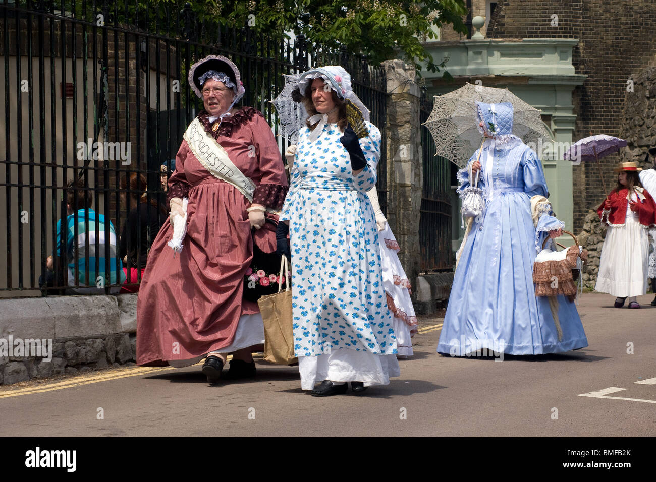 dickens festival victorian dickensian characters high street rochester ...