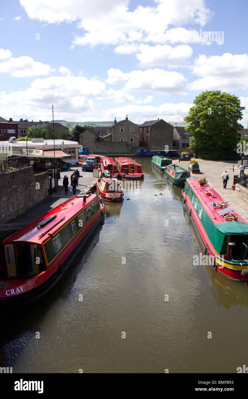 Skipton canal boats hi-res stock photography and images - Alamy