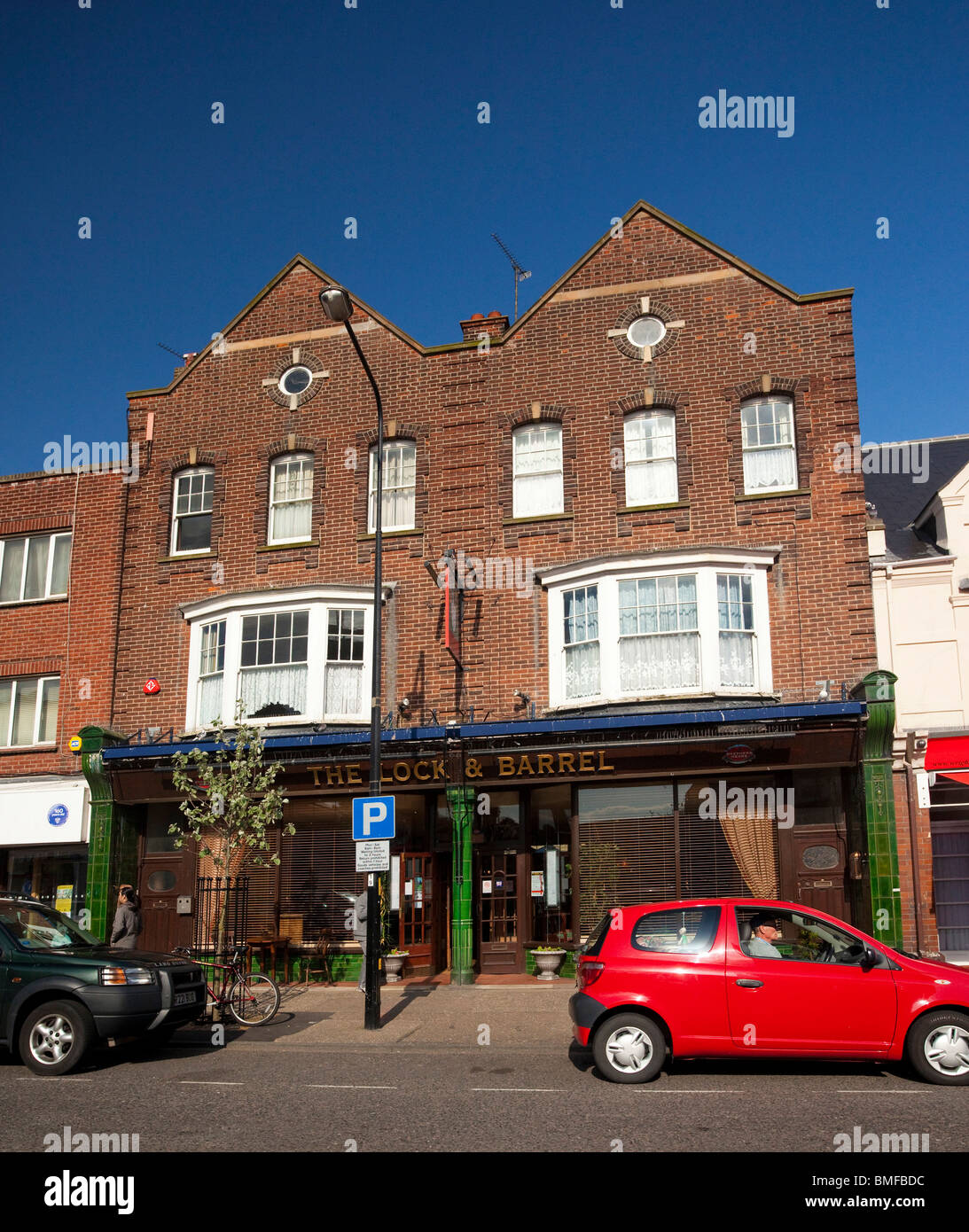 English pub front hi-res stock photography and images - Alamy