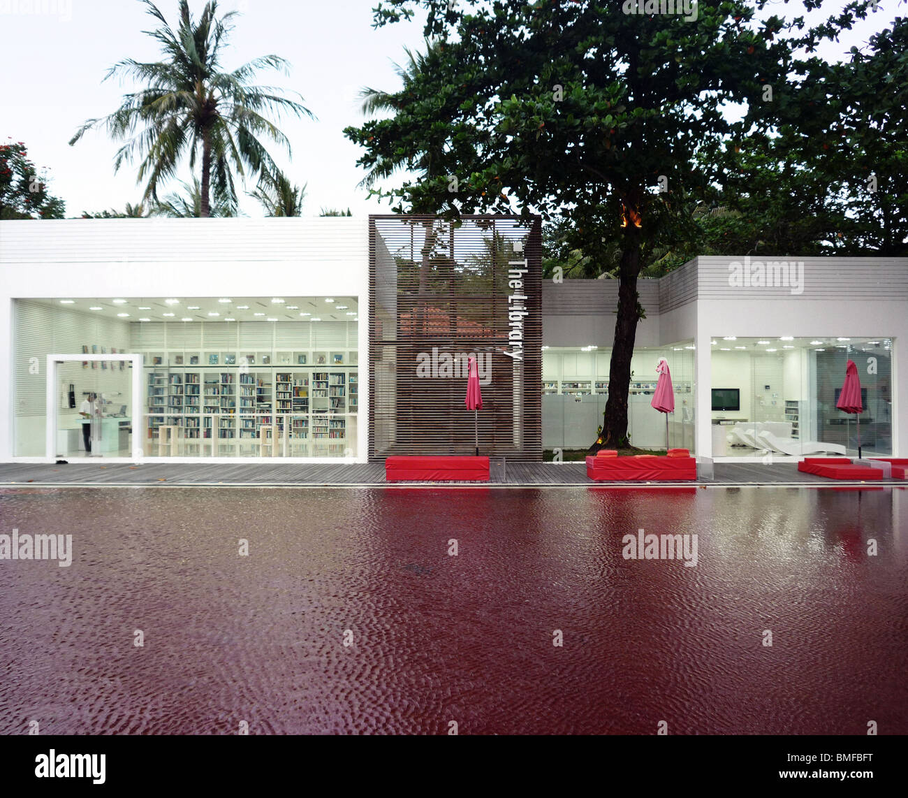 Red pool hotel library hi-res stock photography and images - Alamy