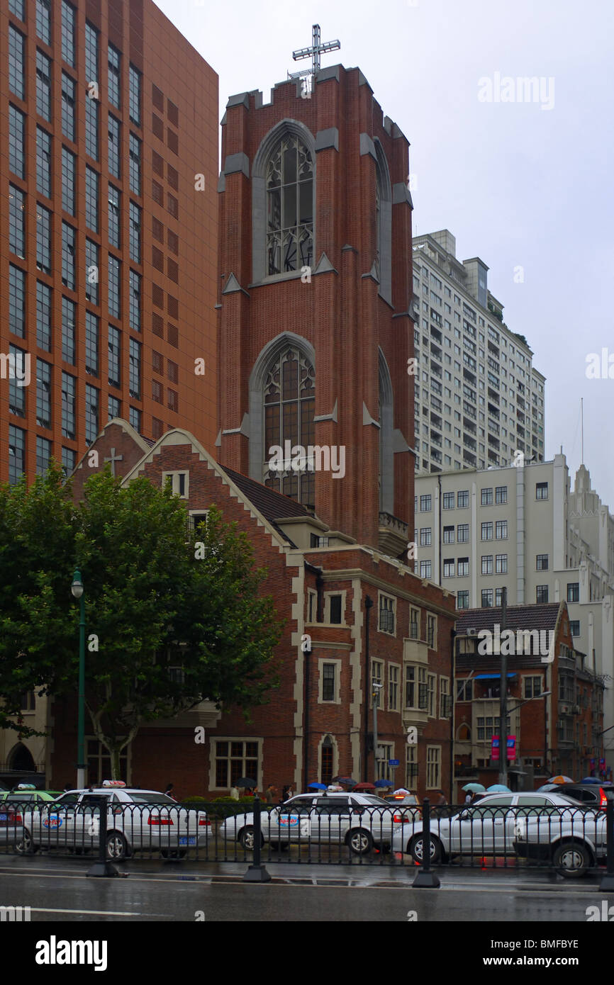 Church between skyscrapers hi-res stock photography and images - Alamy