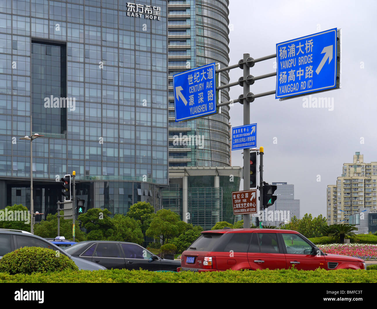 Chinese road direction signs hi-res stock photography and images - Alamy