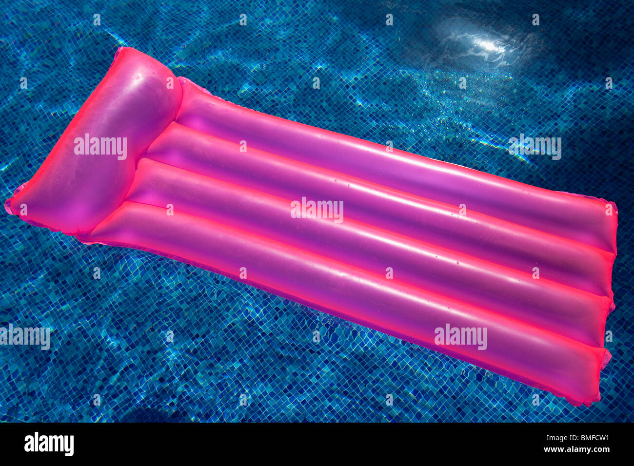 Pink, lilo, airbed, in, swimming, pool, in, sunshine, summer Stock ...