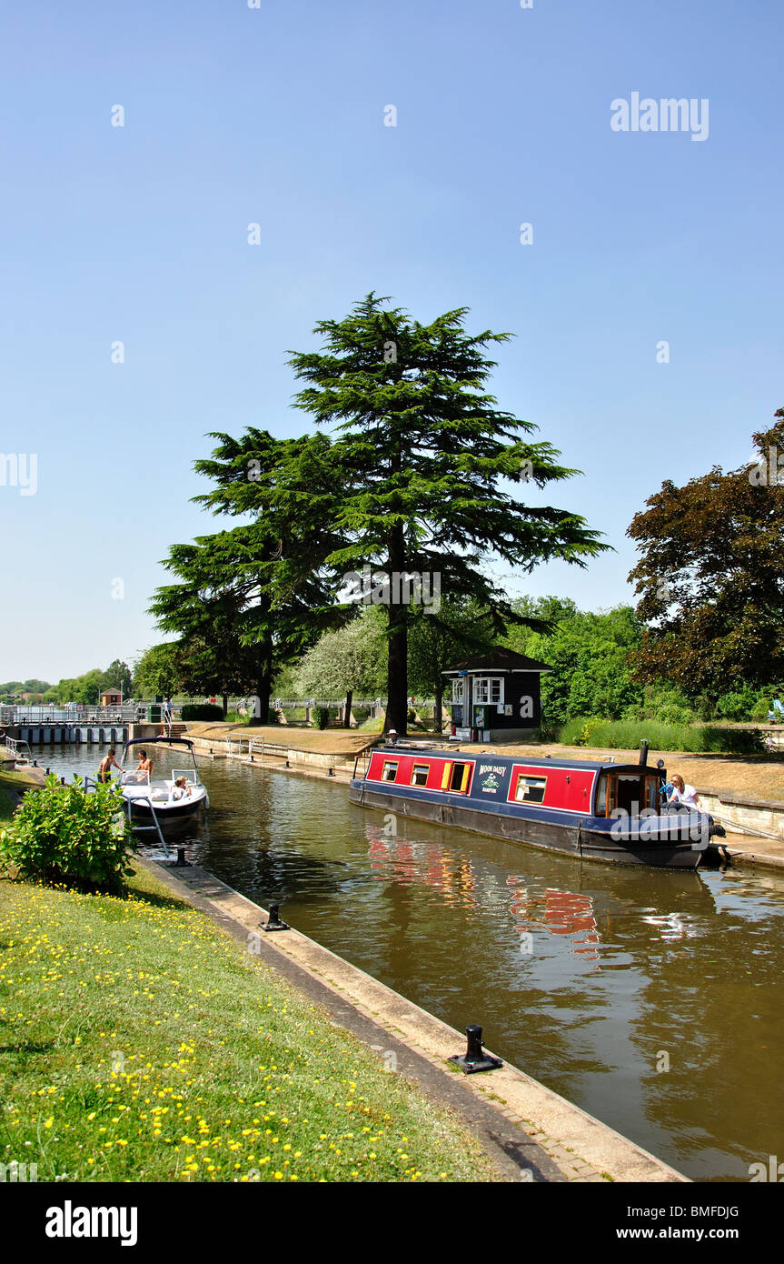 Narrow boat thames hotel hi-res stock photography and images - Alamy
