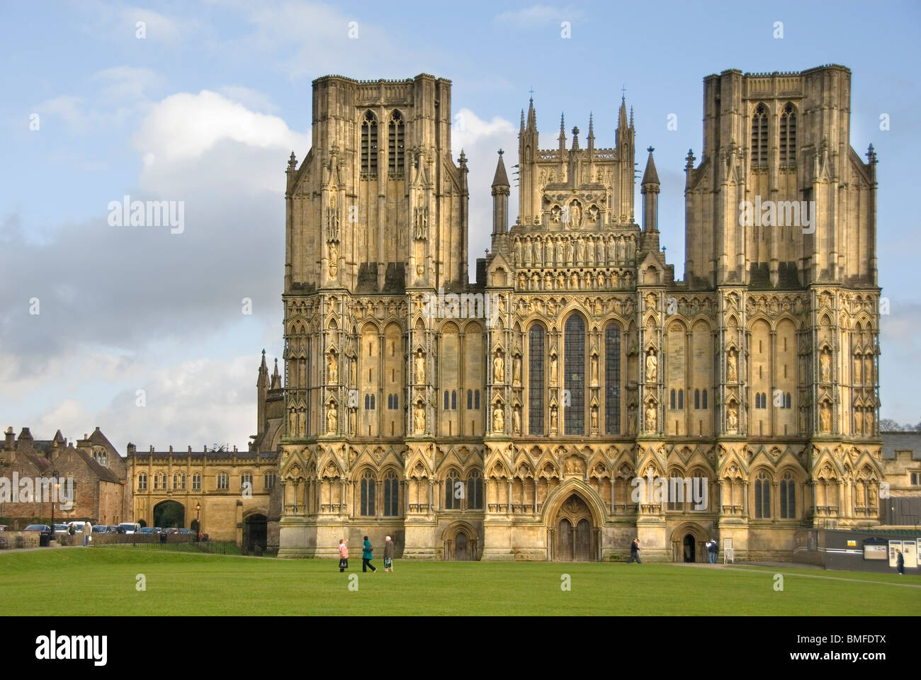 Wells cathedral church facade hi-res stock photography and images - Alamy