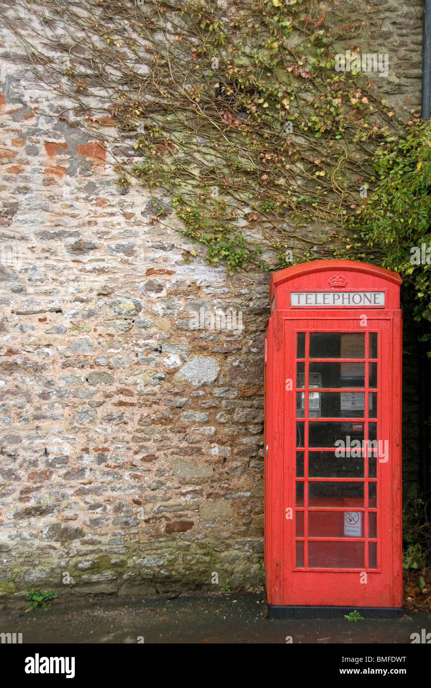 Red callbox hi-res stock photography and images - Alamy