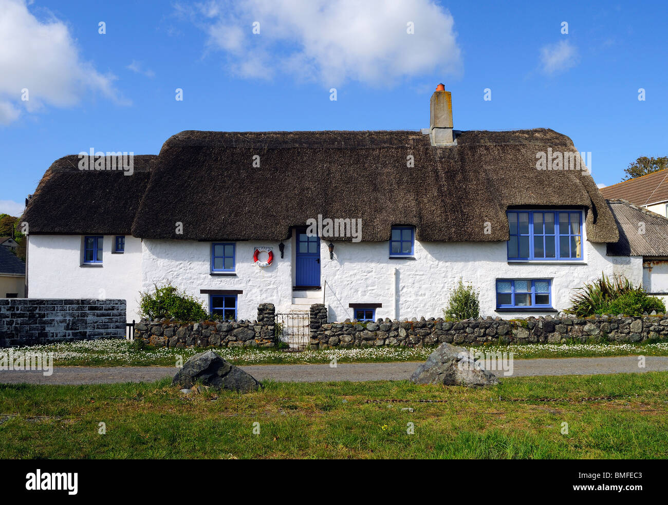 Rural thatched roof cottage hi-res stock photography and images - Alamy