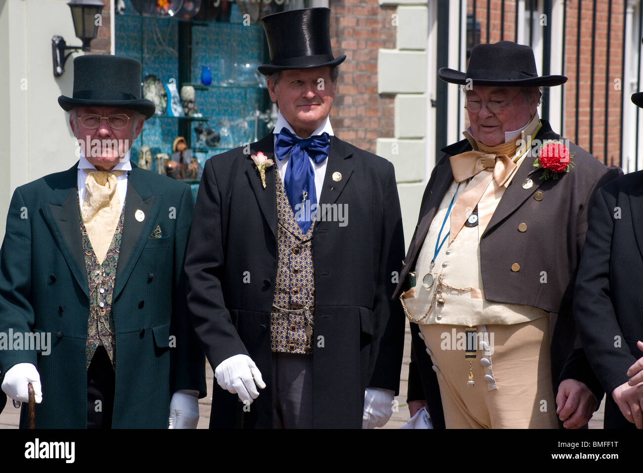 dickens festival victorian dickensian characters high street rochester ...
