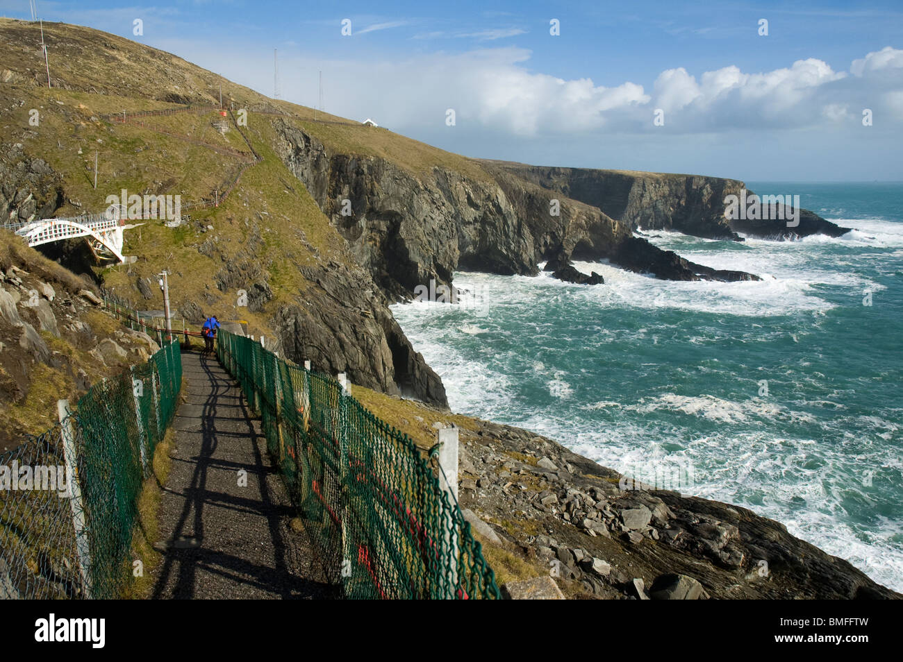 The bridge and path to Mizen Head lighthouse, Co. Kerry, Ireland Stock ...