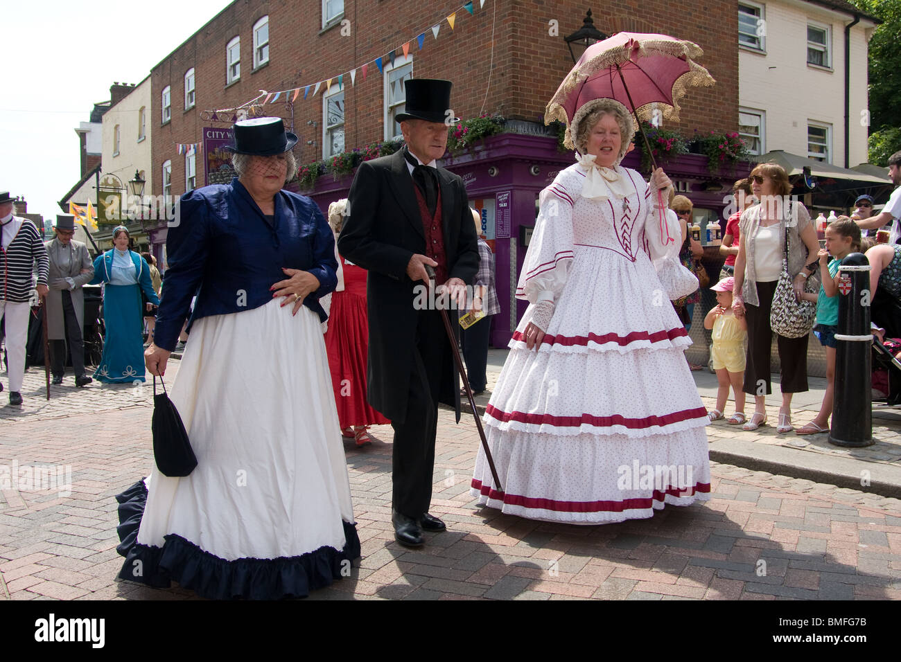 dickens festival victorian dickensian characters high street rochester ...