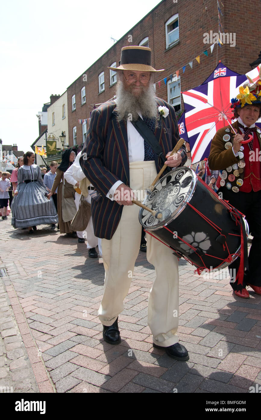 dickens festival victorian dickensian characters high street rochester ...