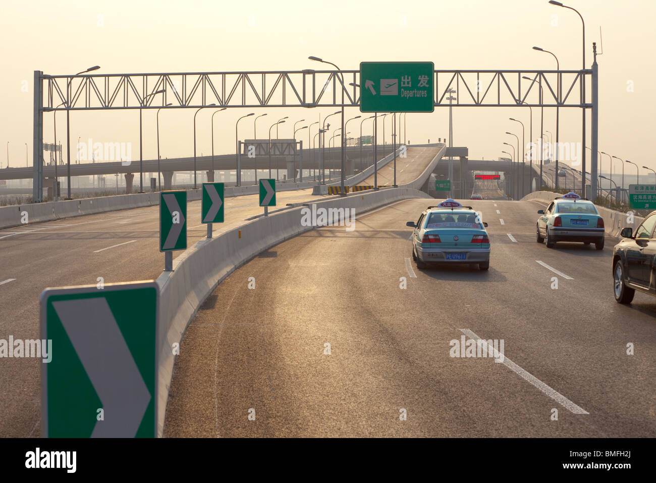 Airport highway sign hi-res stock photography and images - Alamy