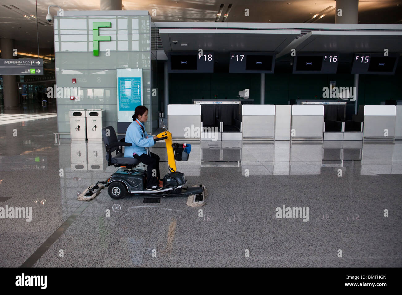 Janitor working in Shanghai Hongqiao International Airport, Shanghai ...