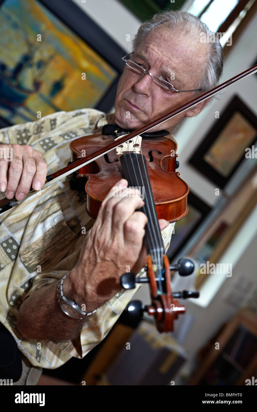 Man playing violin. Classical violinist Stock Photo - Alamy