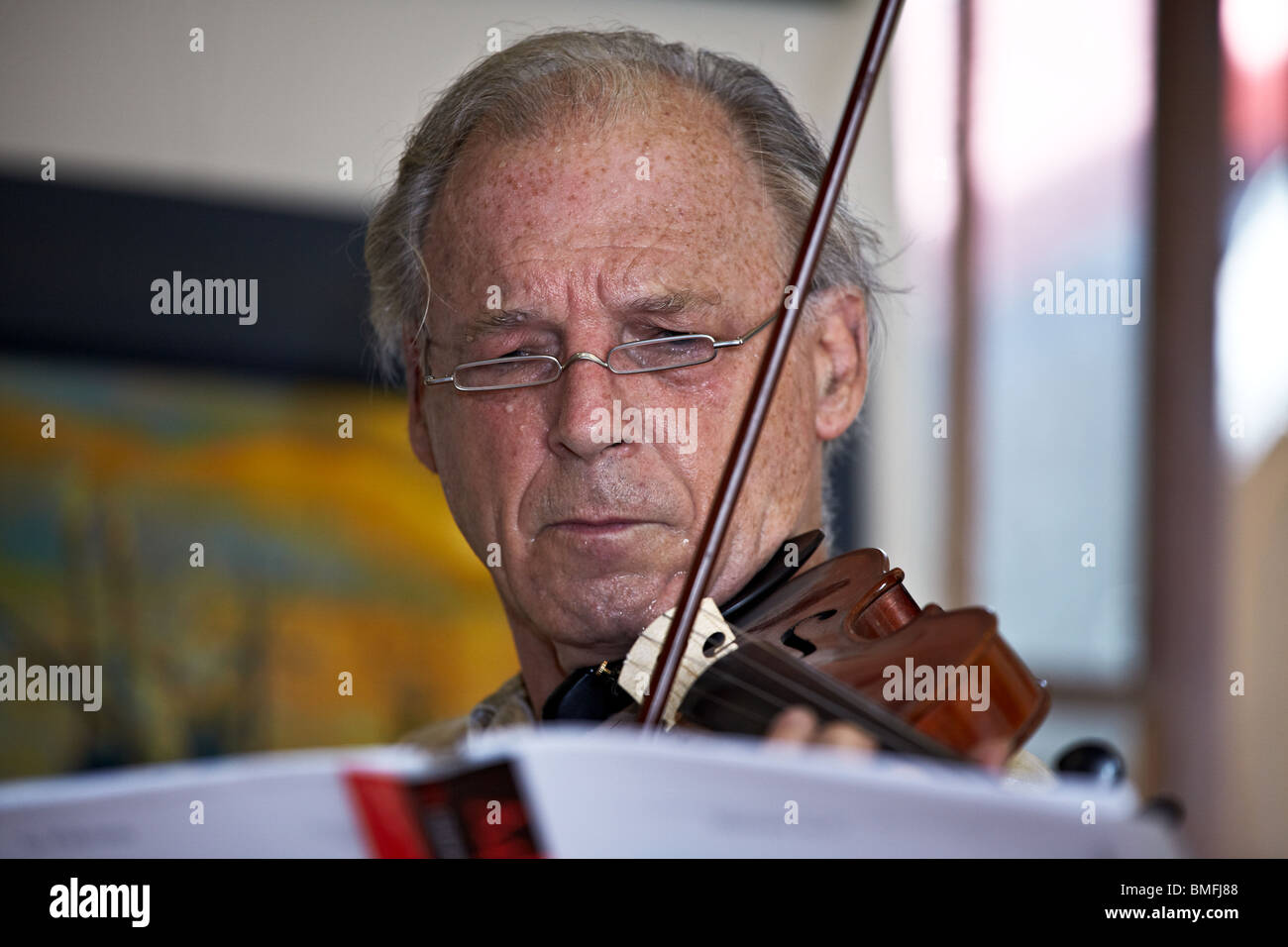 Man playing violin. Classical violinist close-up Stock Photo - Alamy