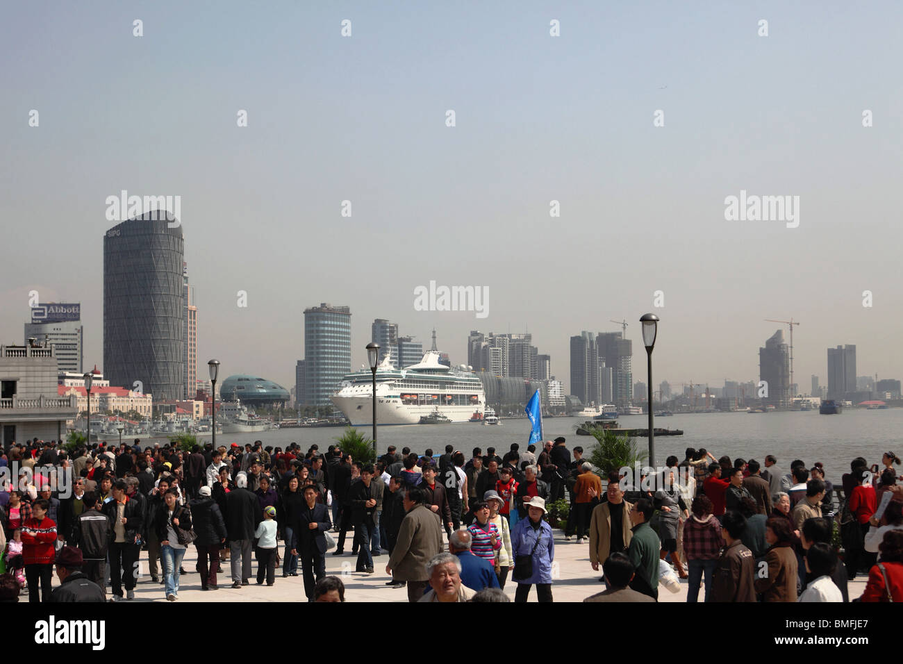 Crowded Bin Jiang Avenue, The Bund, Shanghai, China Stock Photo - Alamy