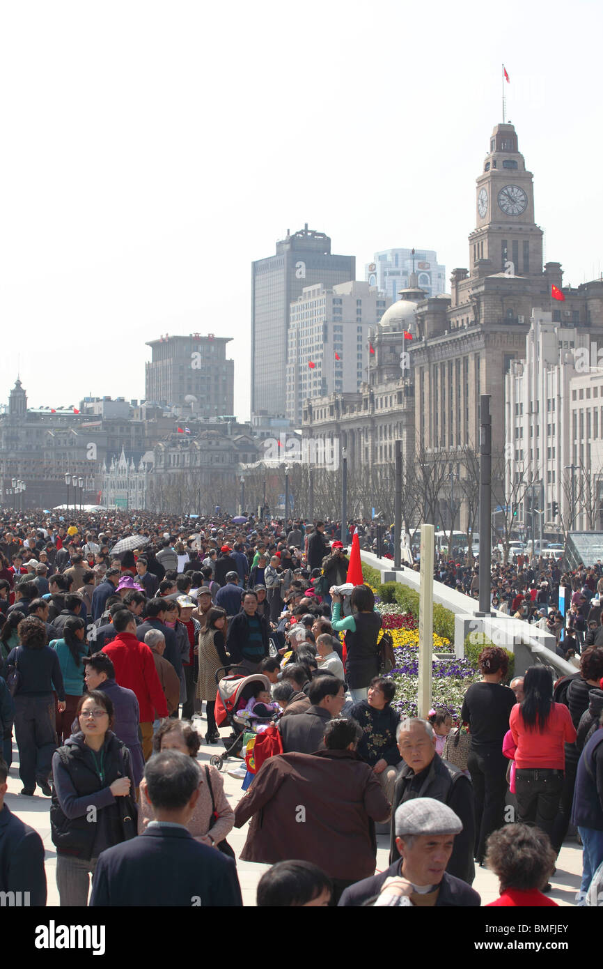 Crowded Bin Jiang Avenue, The Bund, Shanghai, China Stock Photo - Alamy