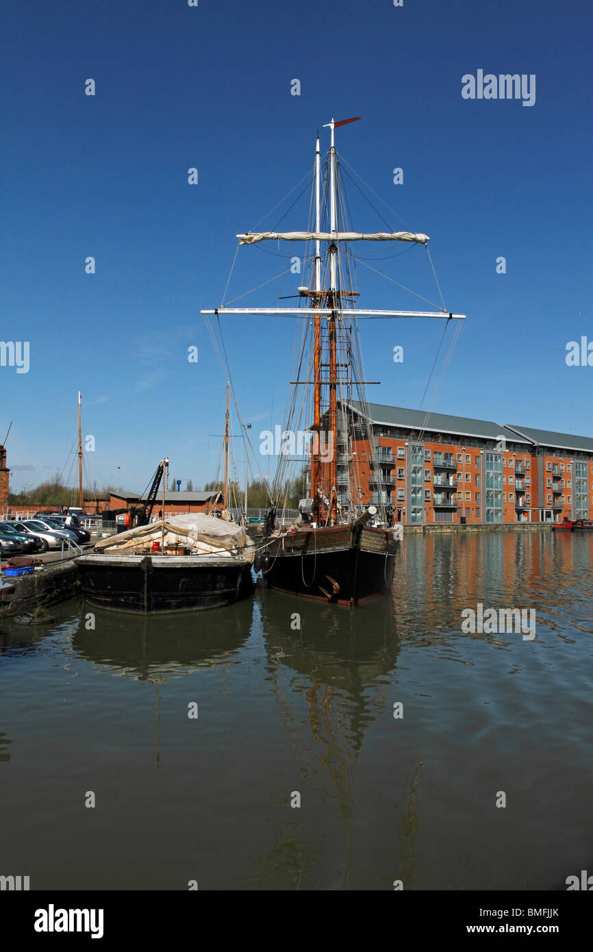 Boats in Gloucester historic docks Stock Photo - Alamy