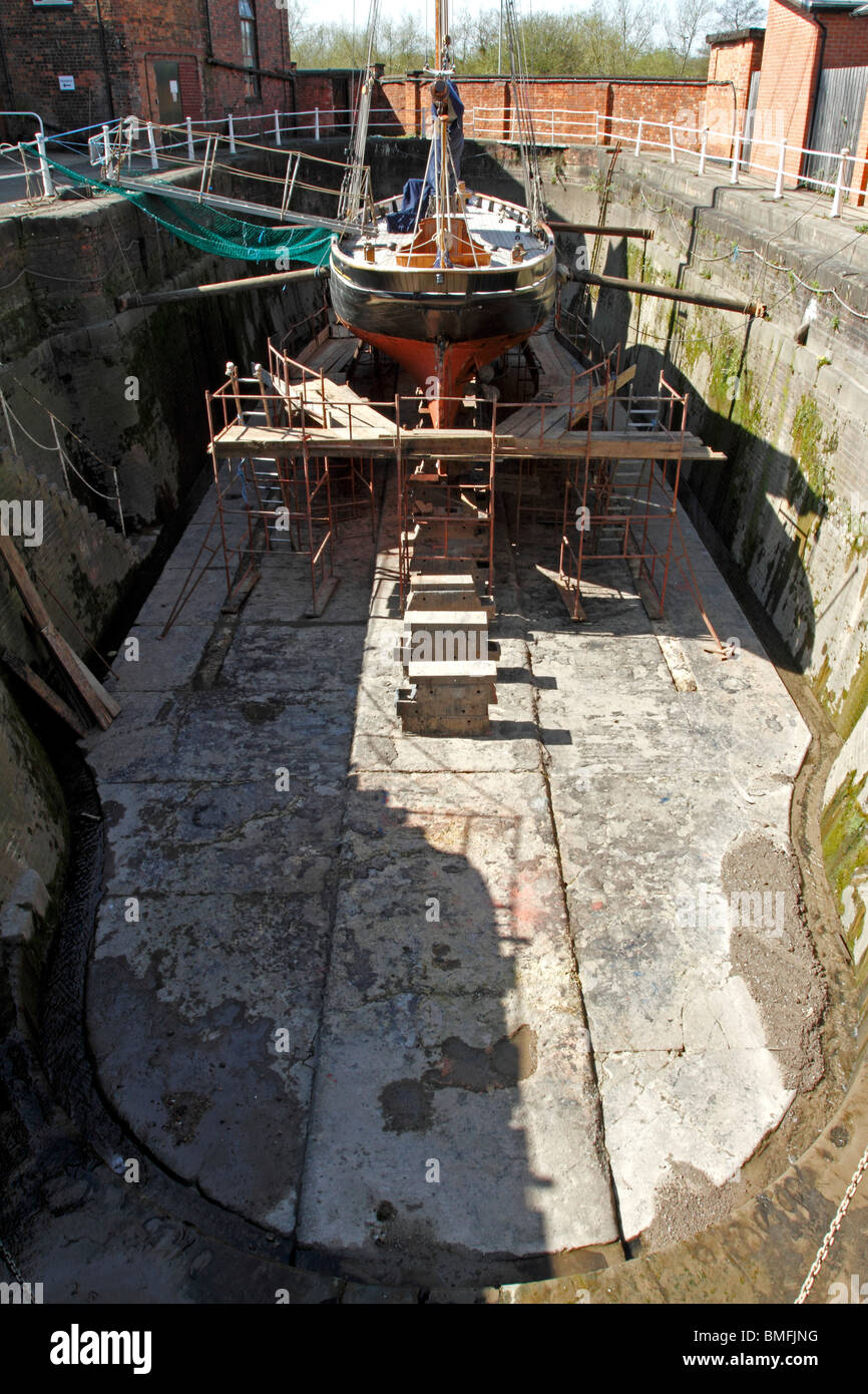 Dry dock. Gloucester historic docks Stock Photo - Alamy
