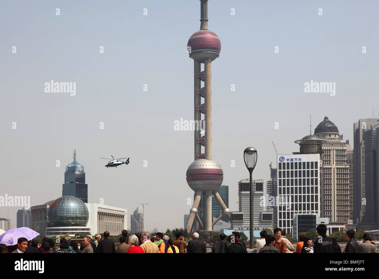Crowded Bin Jiang Avenue, The Bund, Shanghai, China Stock Photo - Alamy