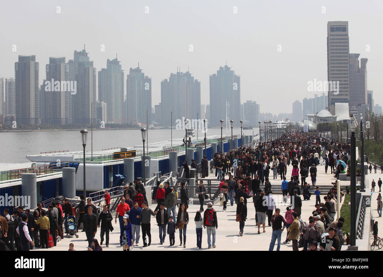 Crowded Bin Jiang Avenue, The Bund, Shanghai, China Stock Photo - Alamy