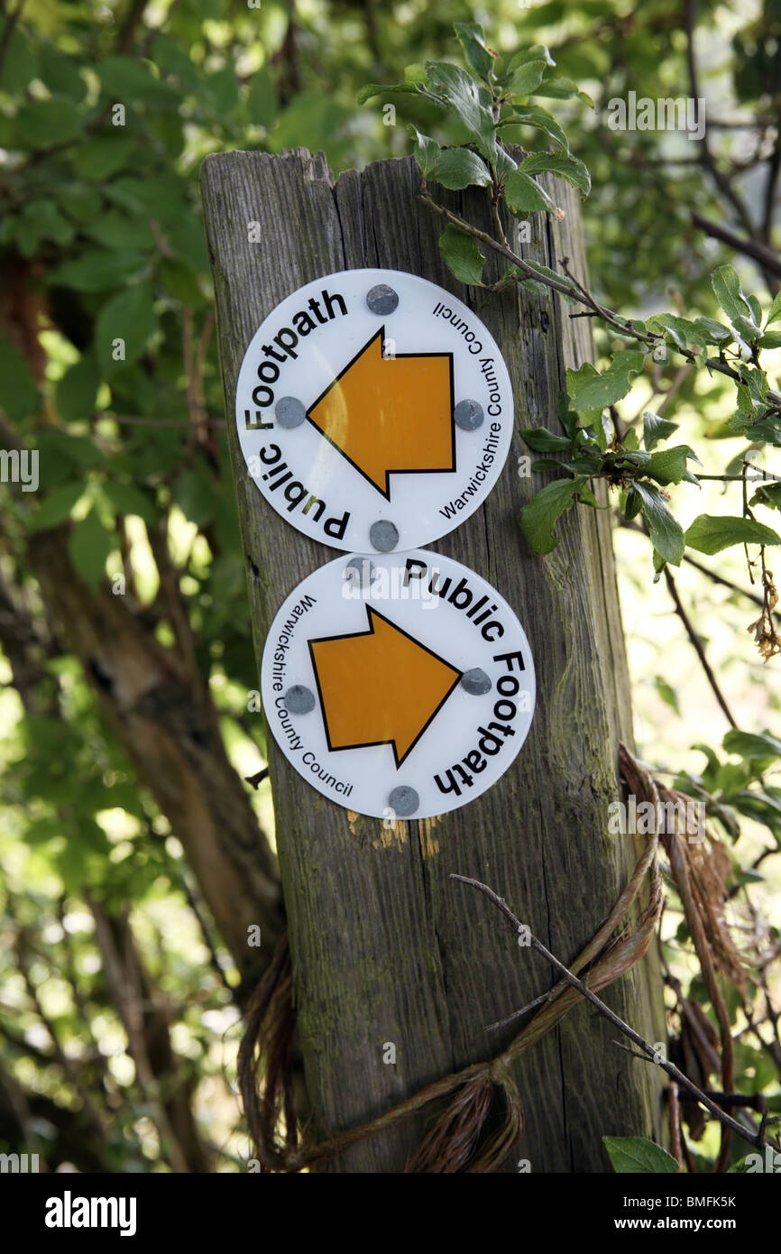 Footpath sign waymark arrow hi-res stock photography and images - Alamy