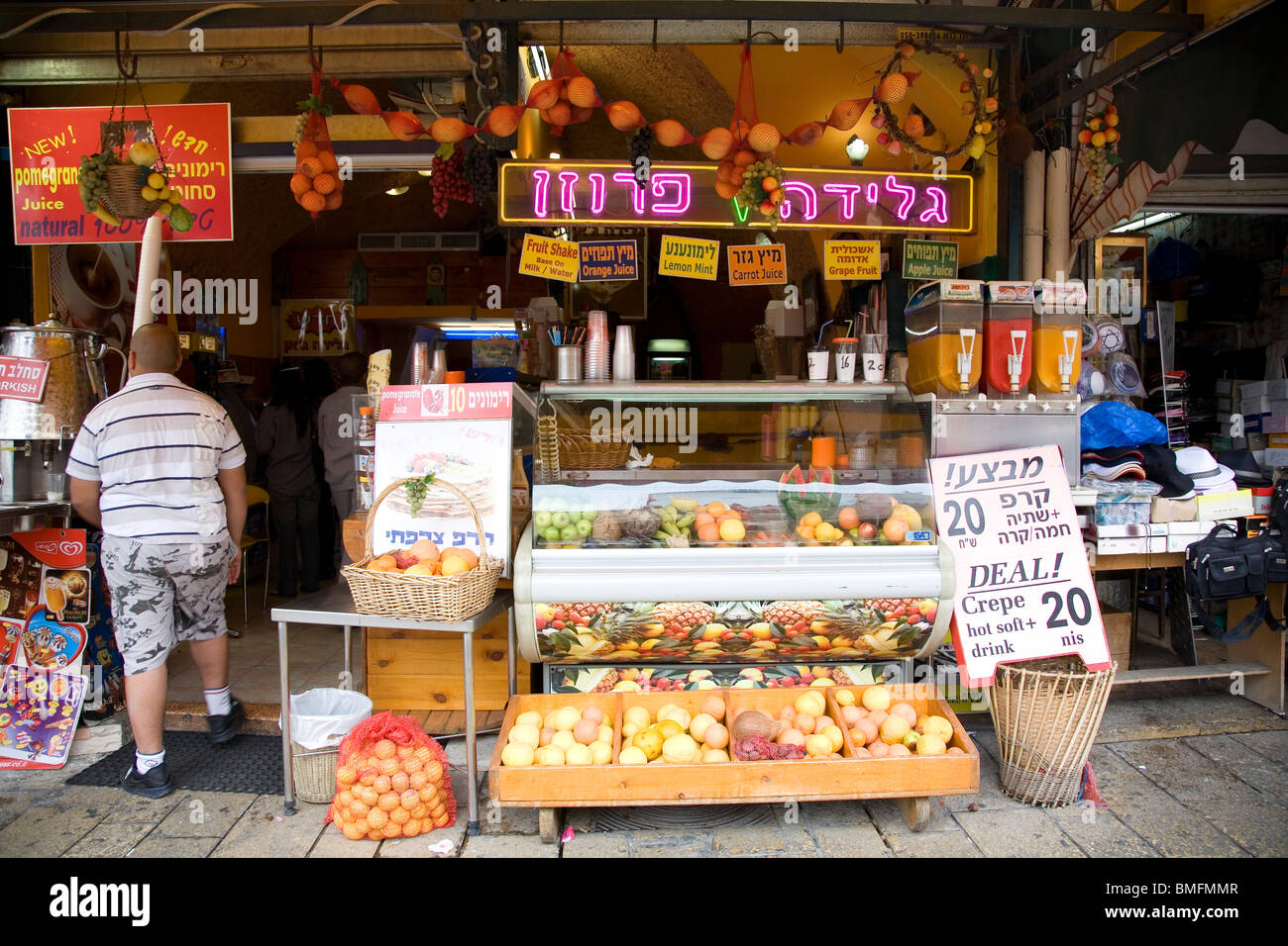 Fruit juice stall hi-res stock photography and images - Alamy