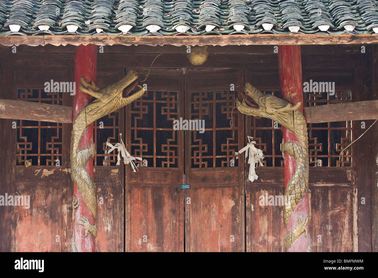 Old house decorated with dragon, Baishou Hall, Shuangfeng, Yongshun ...