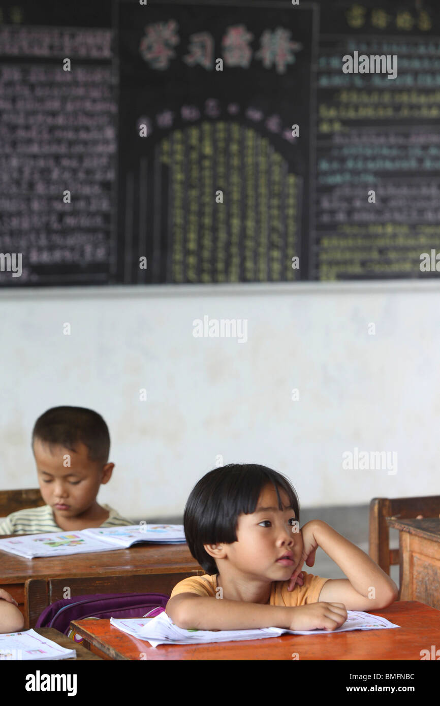 Li minority children in school, Baicha Village, Wuzhishan, Hainan ...