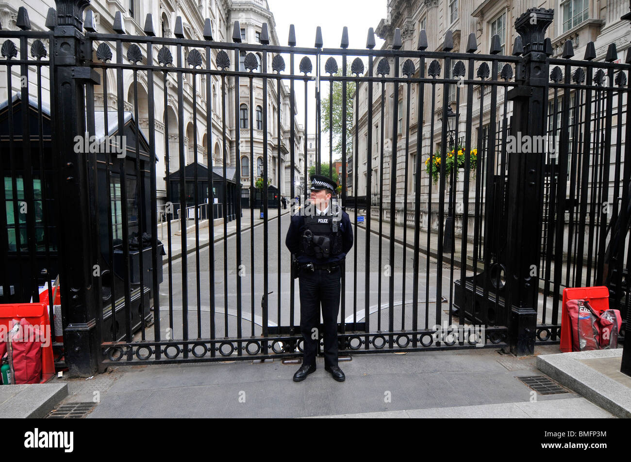 Police Officer, policeman at Downing Street, London, UK Stock Photo - Alamy