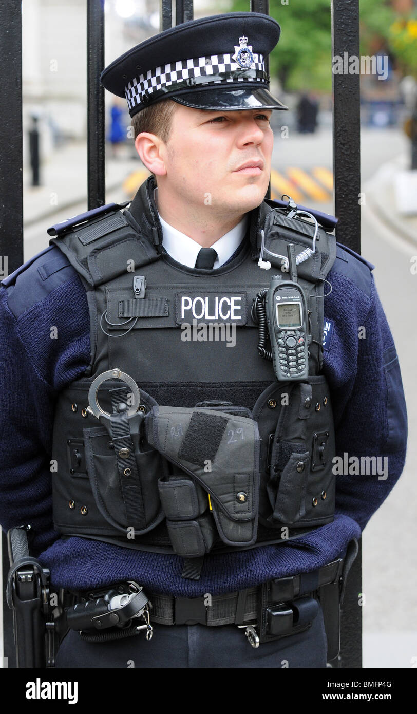 Police Officer, policeman at Downing Street, London, UK Stock Photo - Alamy
