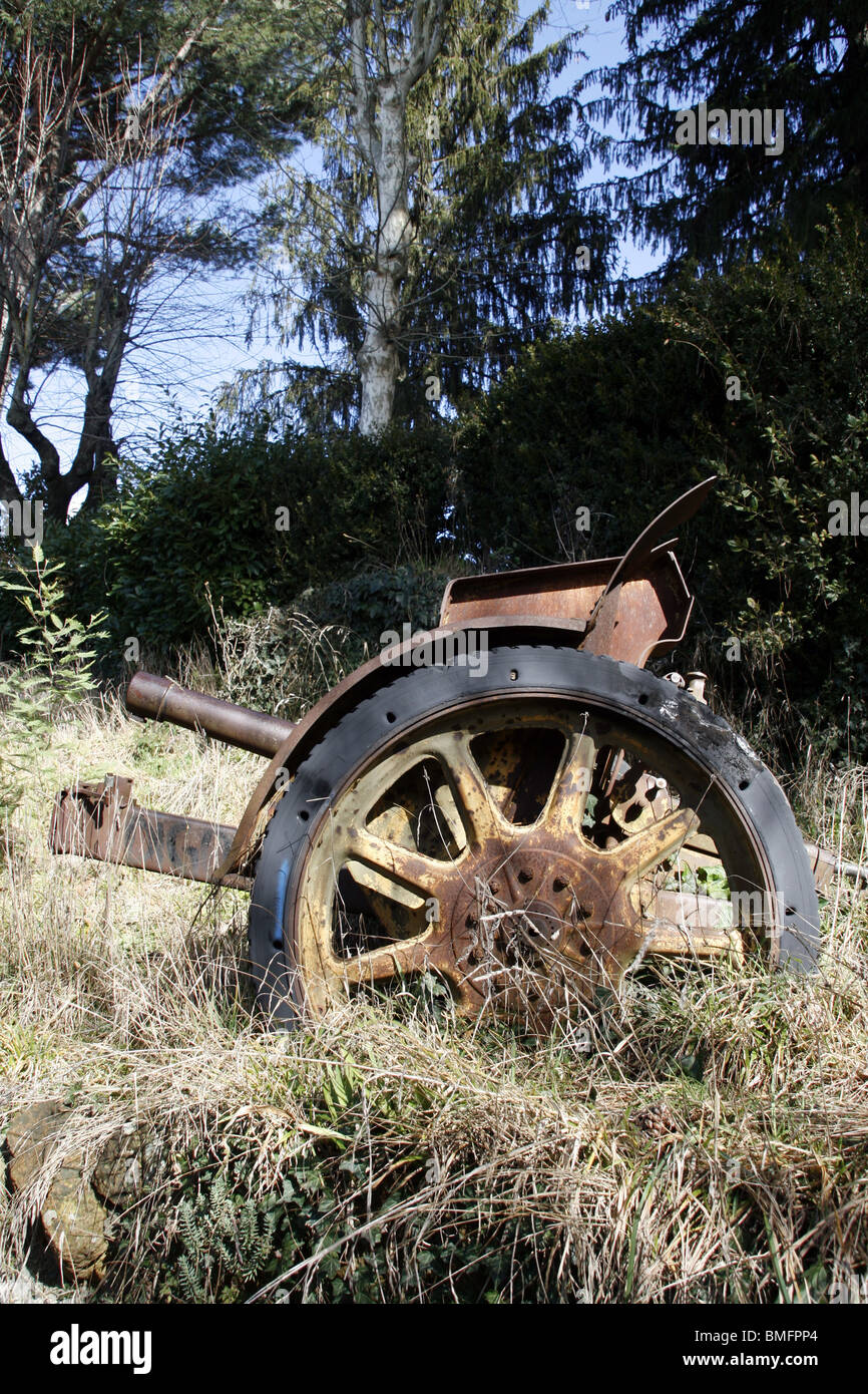 old military cannon left abandoned in field Stock Photo - Alamy