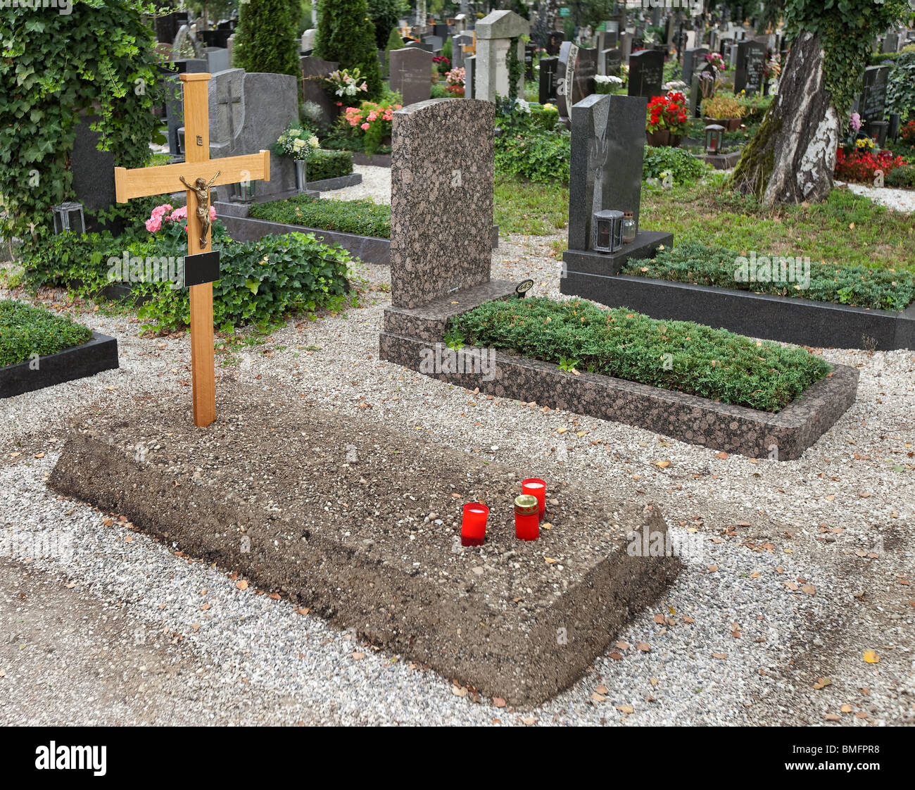 A new, simple grave in a cemetery Stock Photo - Alamy