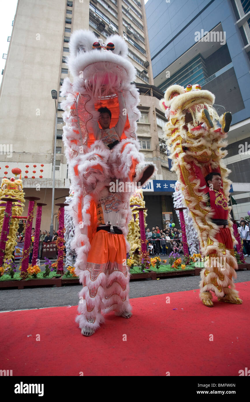 Lion dance during Spring Festival, Hong Kong, China Stock Photo - Alamy