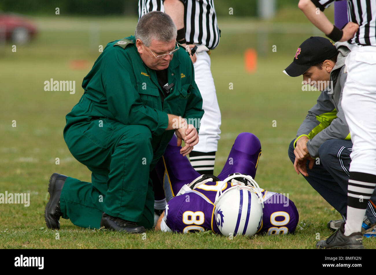paramedic assista an injured american football player Stock Photo - Alamy