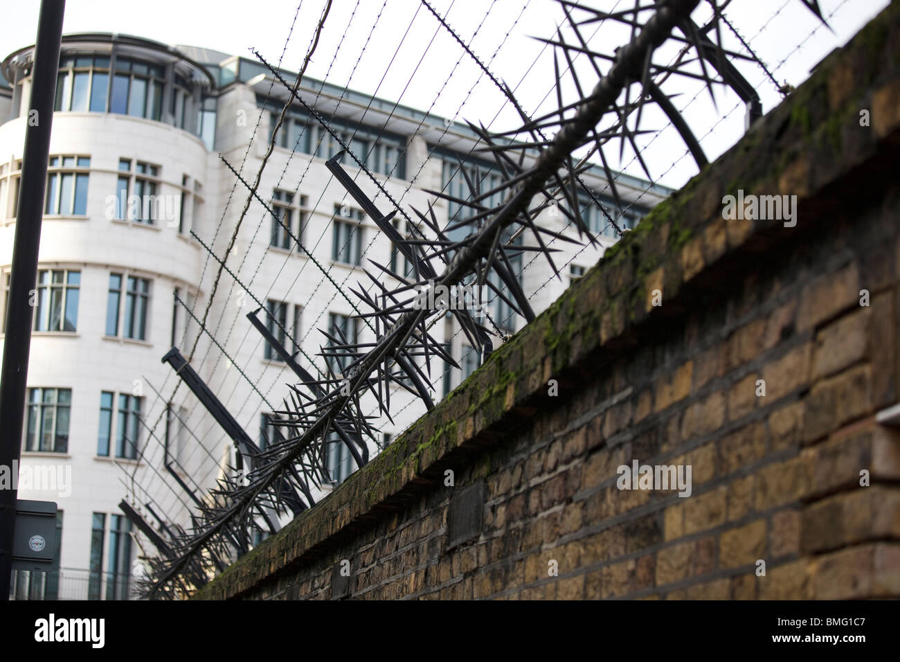 barbed wire fence Buckingham Palace Stock Photo - Alamy