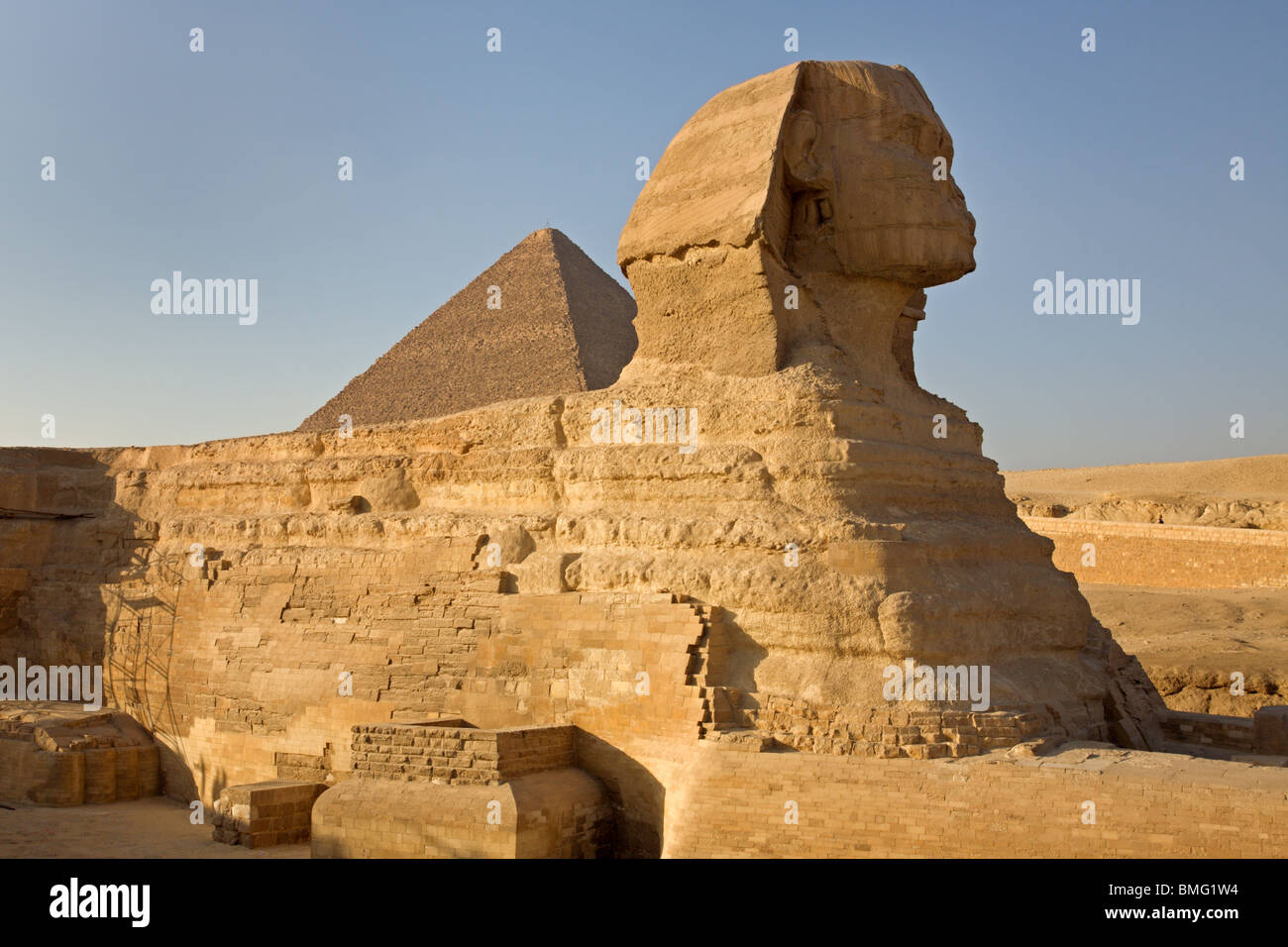 Kairo: Giza: The Great Sphinx and Pyramid of Cheops Stock Photo - Alamy