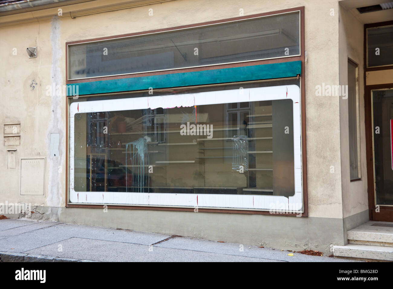Empty window of a shop after bankruptcy Stock Photo - Alamy