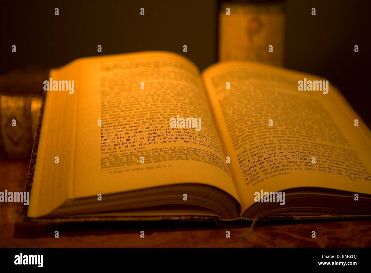 old open book Stock Photo - Alamy