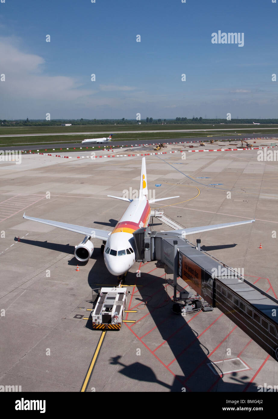 Aircraft being loaded at Dusseldorf Airport Stock Photo - Alamy