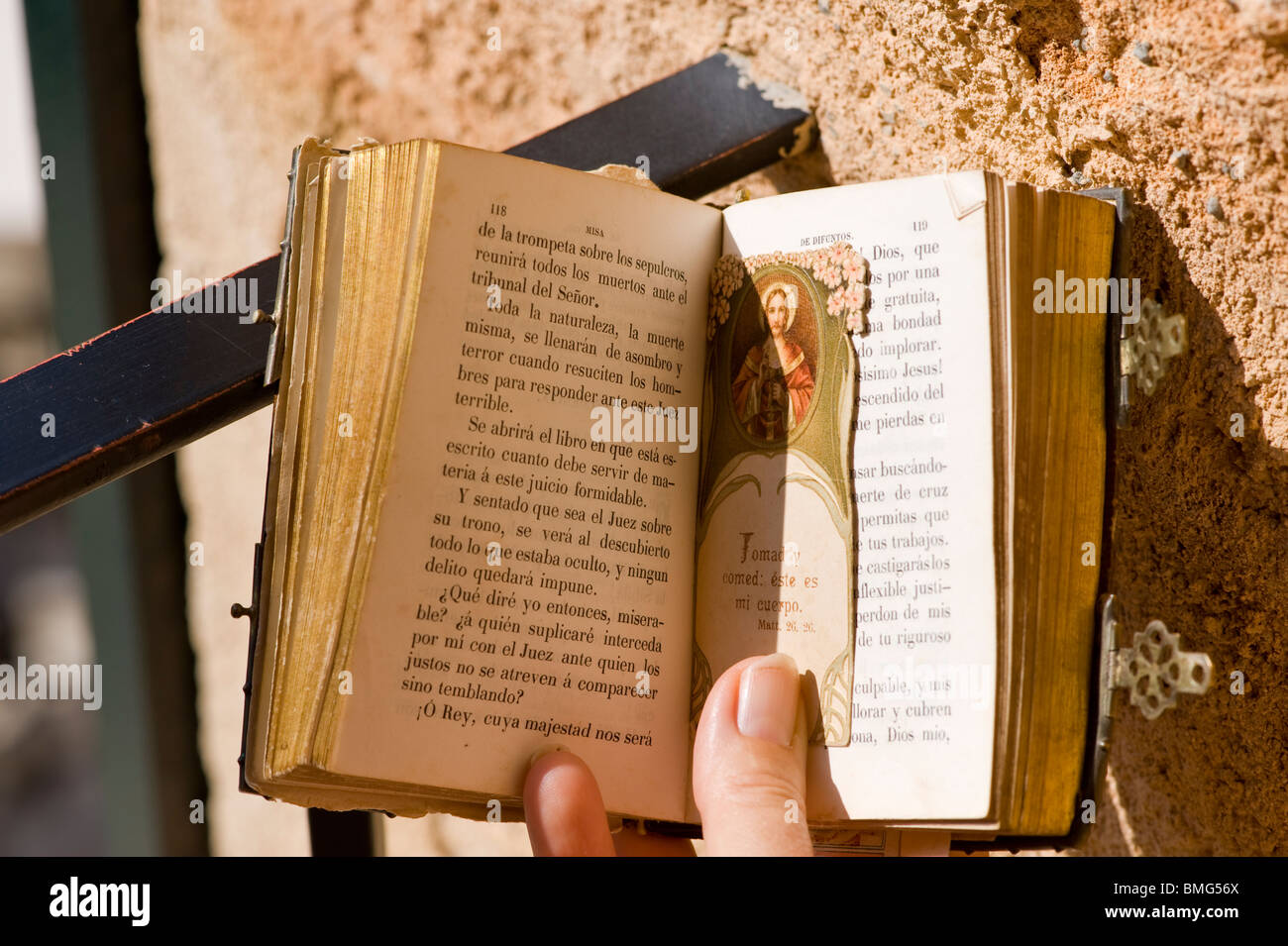 Old house bible on table hi-res stock photography and images - Alamy