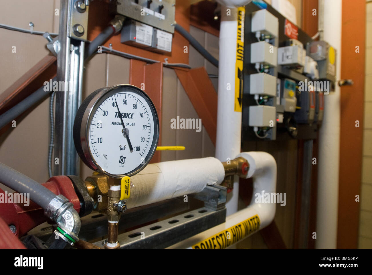 Hot water pressure gauge and control system for the solar thermal ...