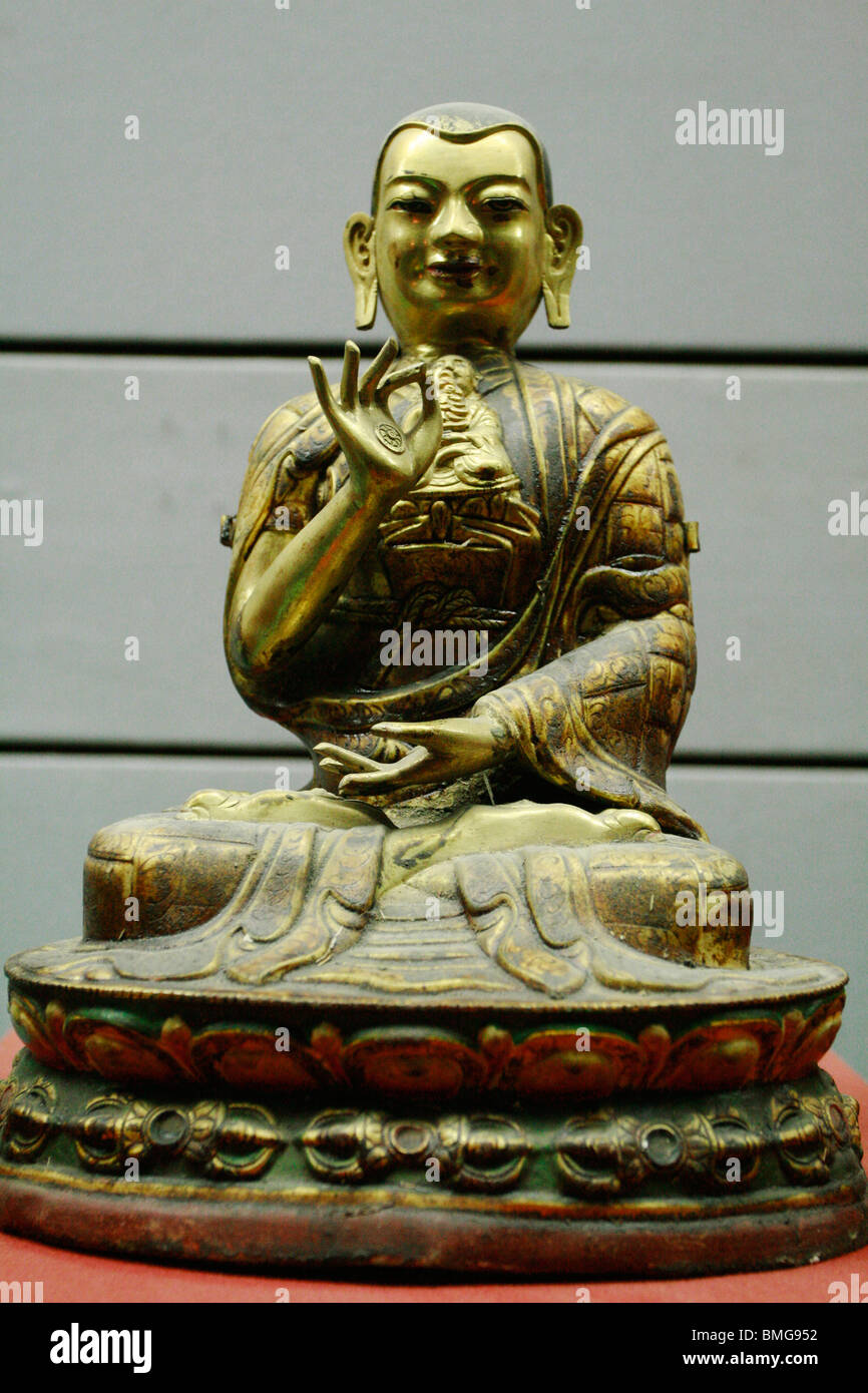 Gold gilded Buddha statue exhibited in Shaanxi History Museum, Xi'An ...