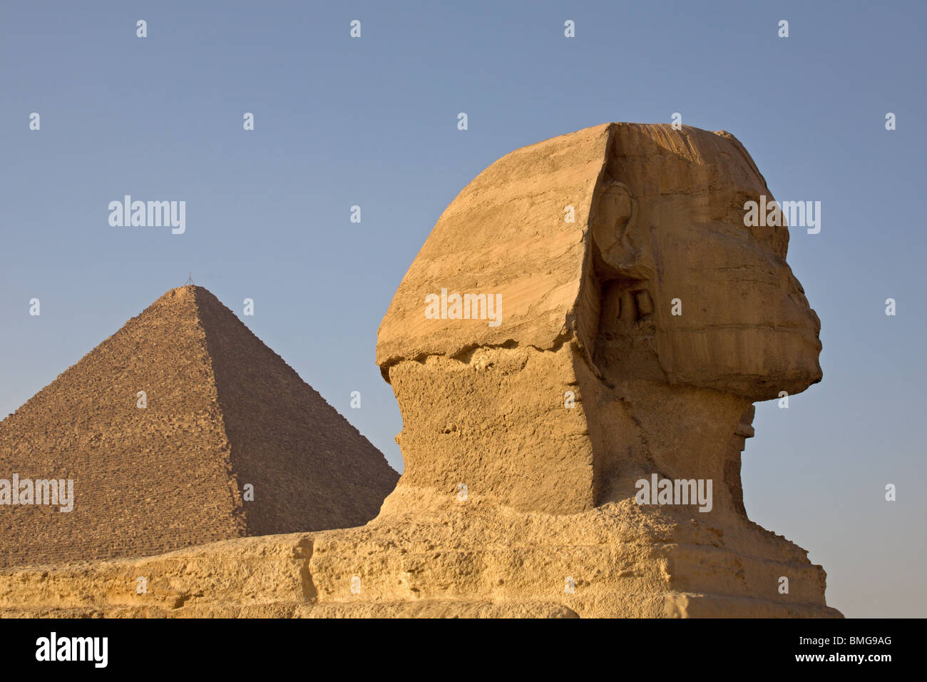 Kairo: Giza: The Great Sphinx and Pyramid of Cheops Stock Photo - Alamy